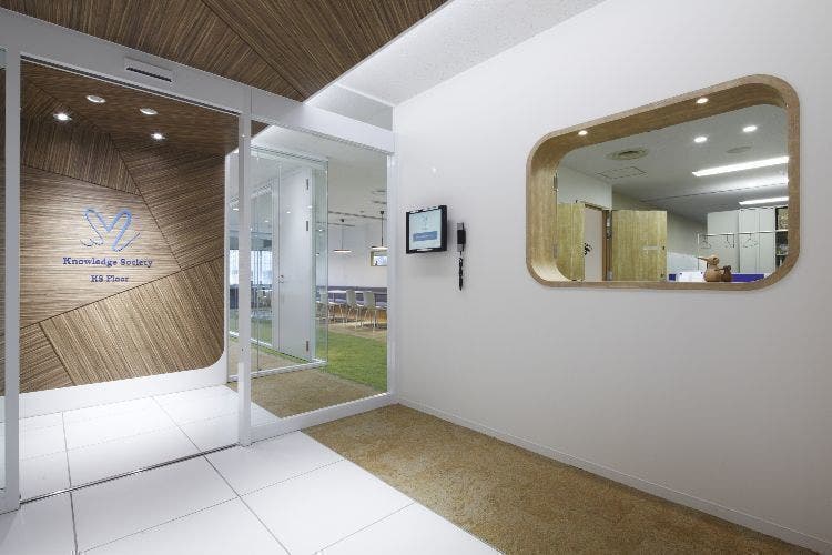 【九段下駅徒歩30秒】3席（イス：3席・ソファ：2名）まで利用可能のパウダールーム・メイクセミナーに最適の写真4