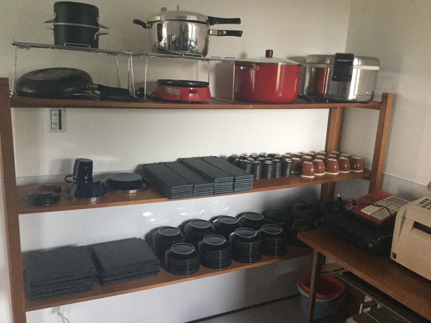 キッズルーム・キッチン付きカフェスペース。駐車場たっぷり完備。タバコルーム完備。お皿も無料でご用意しております。の写真12