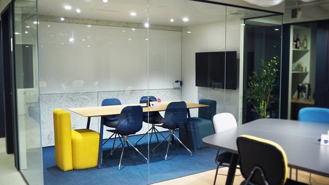 《六本木ヒルズすぐ》◆ガラス張りの会議室◆wi-fi・モニター・ホワイトボード完備・カフェ併設 2F(A)〈最大6名〉の写真1