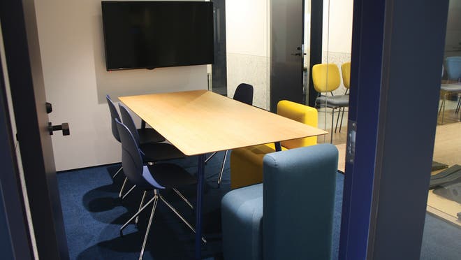 《六本木ヒルズすぐ》◆ガラス張りの会議室◆wi-fi・モニター・ホワイトボード完備・カフェ併設 2F(A)〈最大6名〉の写真2