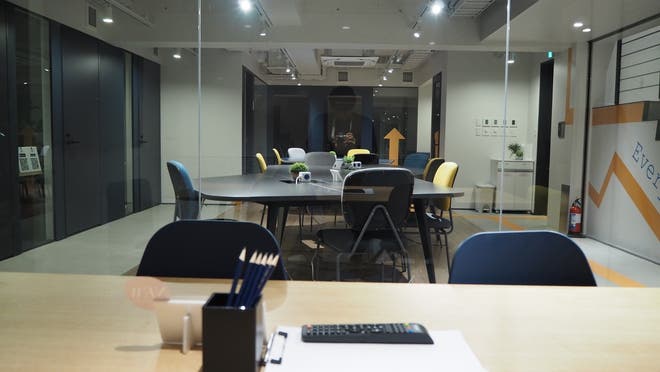 《六本木ヒルズすぐ》◆ガラス張りの会議室◆wi-fi・モニター・ホワイトボード完備・カフェ併設 2F(A)〈最大6名〉の写真3