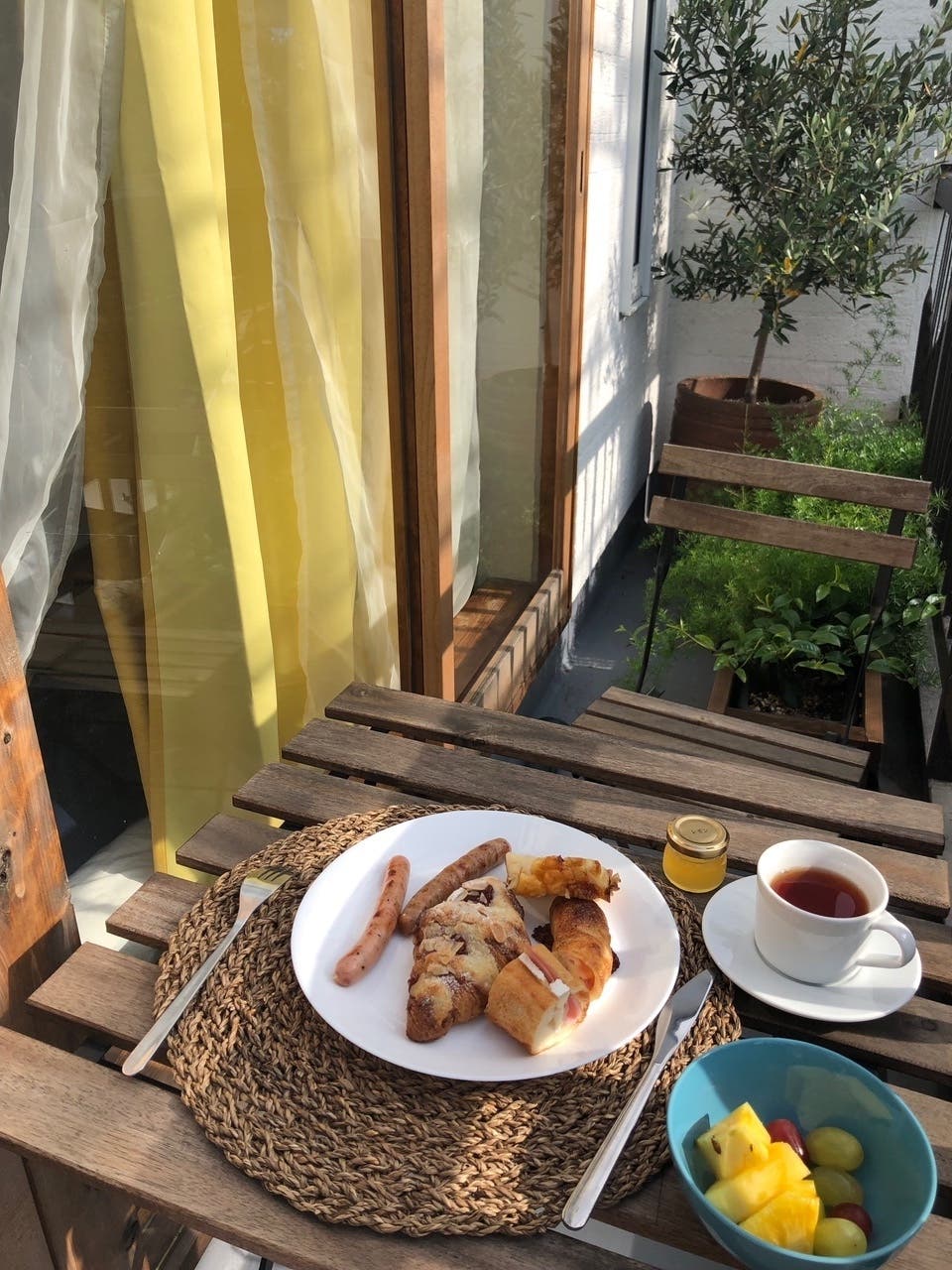 異国情緒漂う花屋の2階東向き全面窓の自然光の入るデザインホテル　撮影・ワークショップに最適の写真6