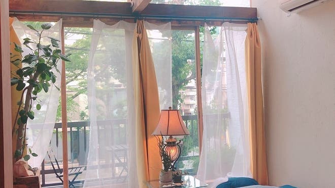 異国情緒漂う花屋の2階東向き全面窓の自然光の入るデザインホテル 撮影・ワークショップに最適の写真1