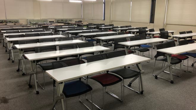 車での来場OK!最大90名収容可能!学校らしい静かな環境で、研修やセミナー、会議室として利用できます!の写真1