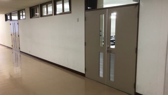 車での来場OK!最大90名収容可能!学校らしい静かな環境で、研修やセミナー、会議室として利用できます!の写真3