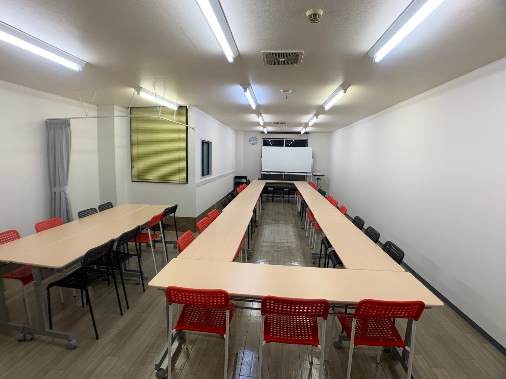 金沢駅徒歩8分、24時間・35名着席可、光Wi-Fi、プロジェクター＆大型スクリーン、セミナー・会議・リモートワークに便利の写真6