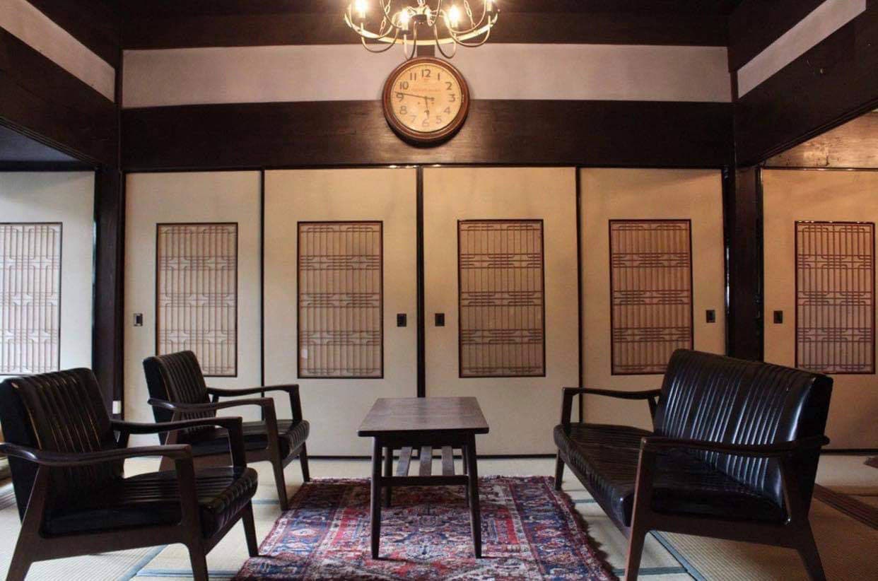 古民家一棟貸切。川の流れる音アンティークな空気一歩入れば異空間。書籍の中で廣島から広島へ歴史の旅へ10名様までの写真5