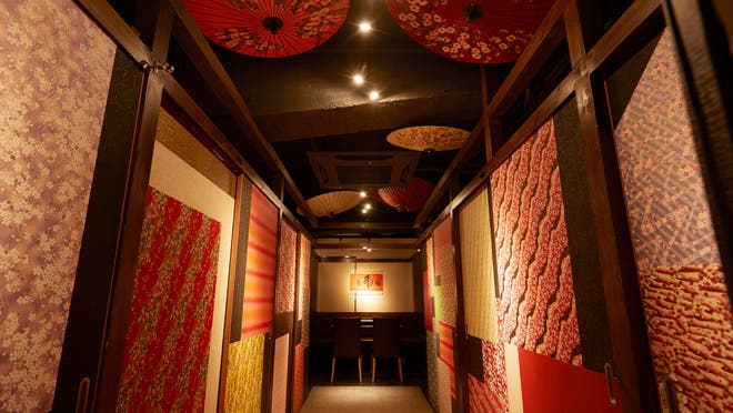 和モダン個室居酒屋のスペースレンタル|レイアウト自由|各種パーティー|各テーブルにIH調理機付きの写真1