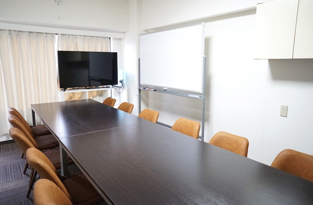＜新大阪駅徒歩３分＞【最大１２名】広々ロビーで待ち合わせも！商談、面接、打ち合わせに最適！ＰＣモニター等備品無料の会議室の写真4