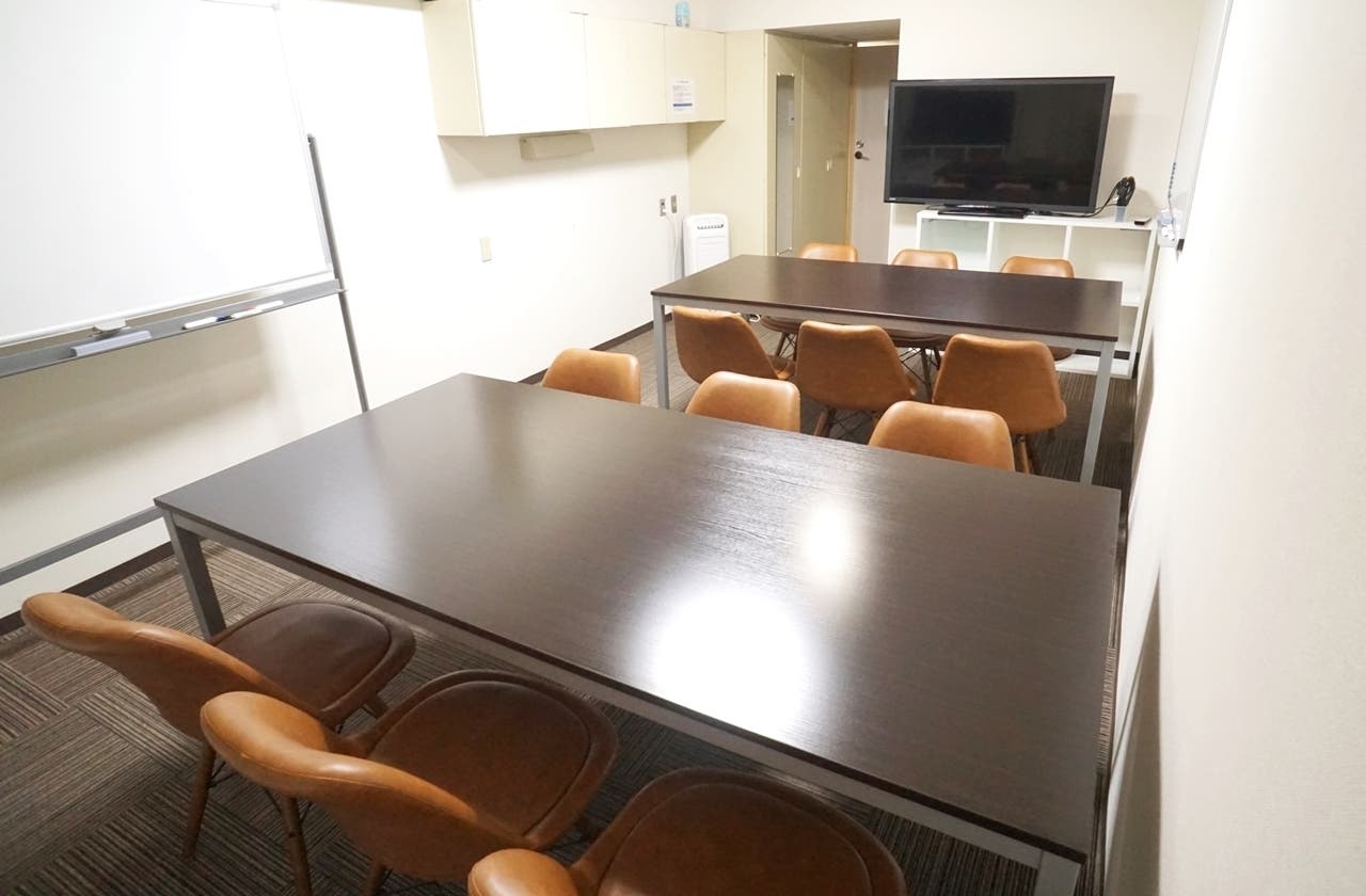 ＜新大阪駅徒歩３分＞【最大１２名】広々ロビーで待ち合わせも！商談、面接、打ち合わせに最適！ＰＣモニター等備品無料の会議室の写真6