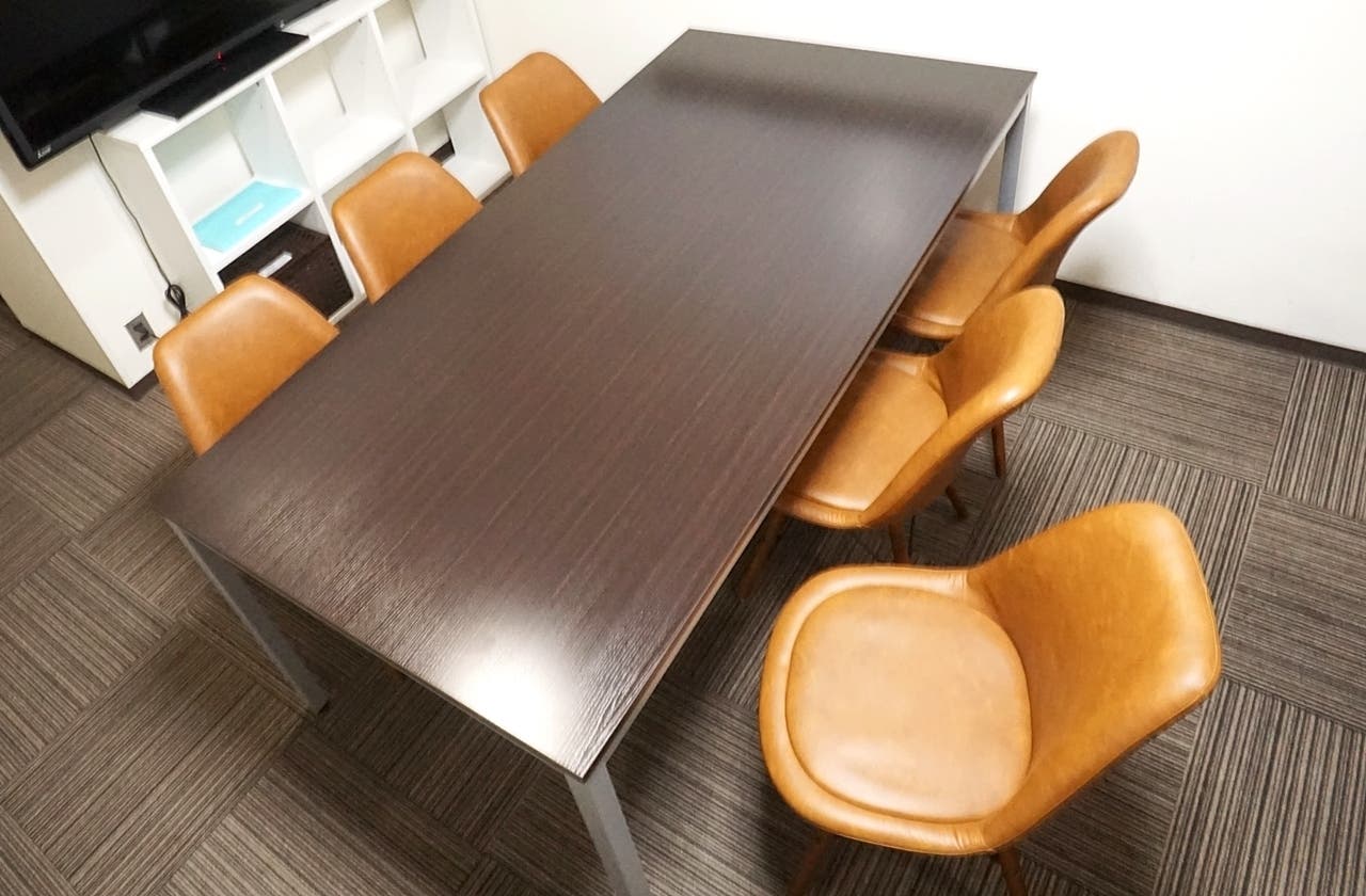 ＜新大阪駅徒歩３分＞【最大１２名】広々ロビーで待ち合わせも！商談、面接、打ち合わせに最適！ＰＣモニター等備品無料の会議室の写真9