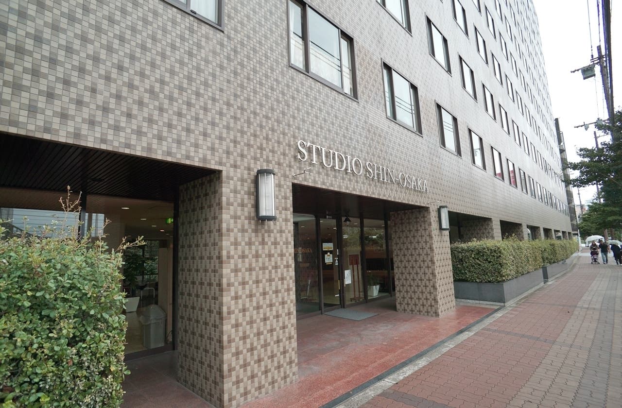 ＜新大阪駅徒歩３分＞【最大１２名】広々ロビーで待ち合わせも！商談、面接、打ち合わせに最適！ＰＣモニター等備品無料の会議室の写真11