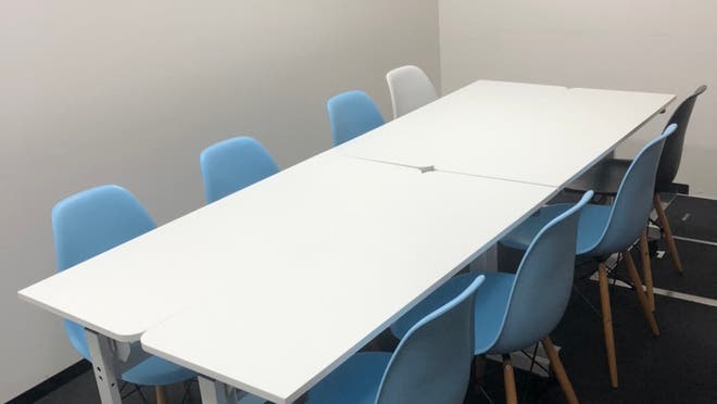 【博多駅徒歩2分】【WEB会議にもオススメ】シンプルでコンパクトな会議室 ◆<3〜6名用>打ち合わせ、面談、研修にも最適の写真1