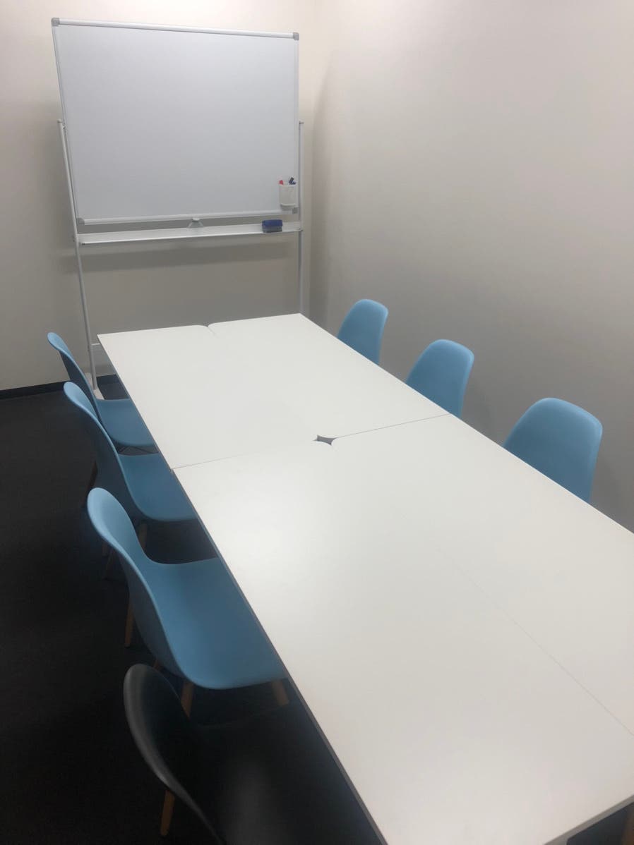 【博多駅徒歩2分】【WEB会議にもオススメ】シンプルでコンパクトな会議室 ◆＜3〜6名用＞打ち合わせ、面談、研修にも最適の写真2