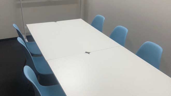 【博多駅徒歩2分】【WEB会議にもオススメ】シンプルでコンパクトな会議室 ◆<3〜6名用>打ち合わせ、面談、研修にも最適の写真2