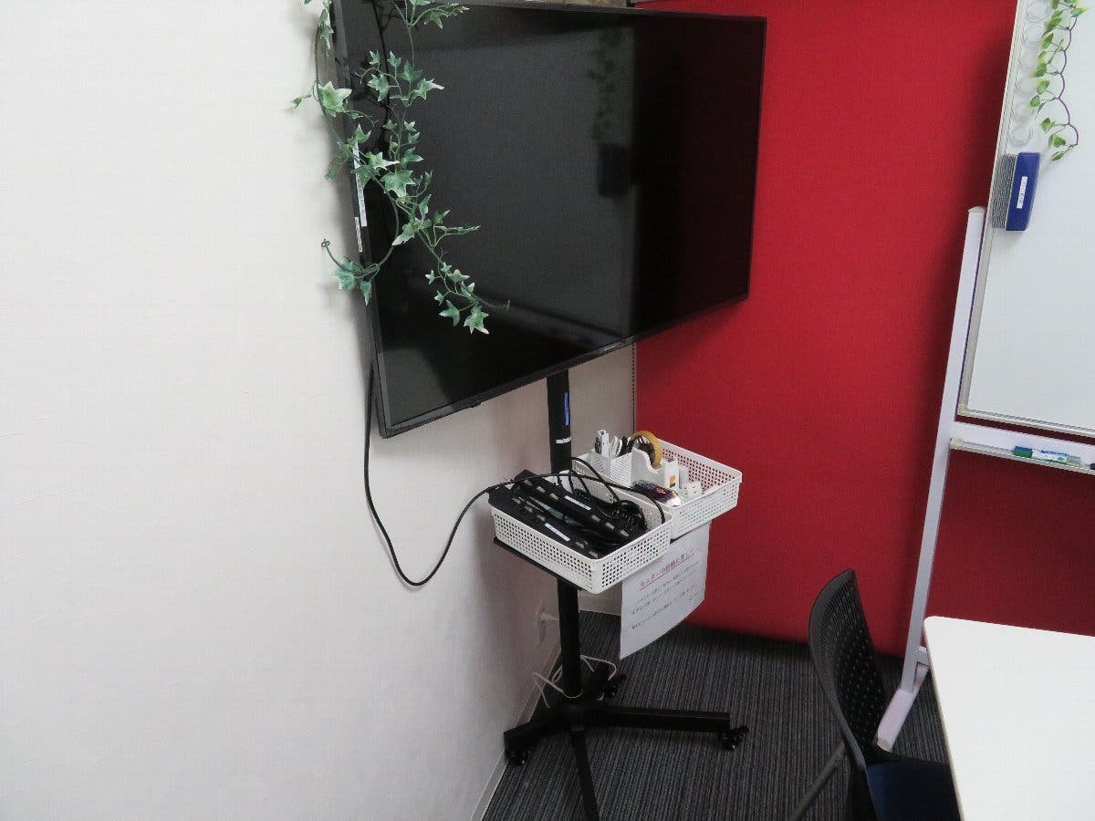 【新大阪駅】徒歩5分の落ち着いた会議室☆12名☆WiFi/50型モニタ☆テレワーク等も【FEEL 新大阪】の写真5