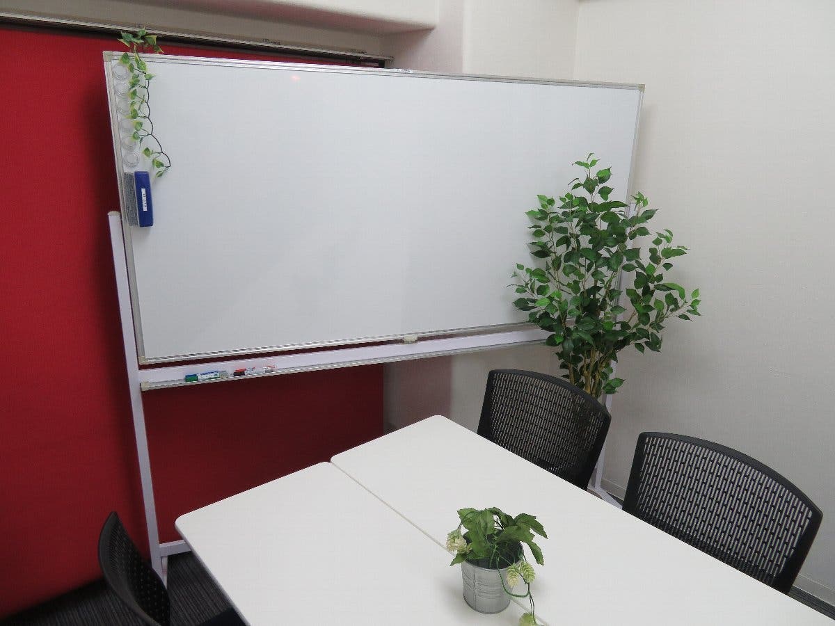 【新大阪駅】徒歩5分の落ち着いた会議室☆12名☆WiFi/50型モニタ☆テレワーク等も【FEEL 新大阪】の写真6