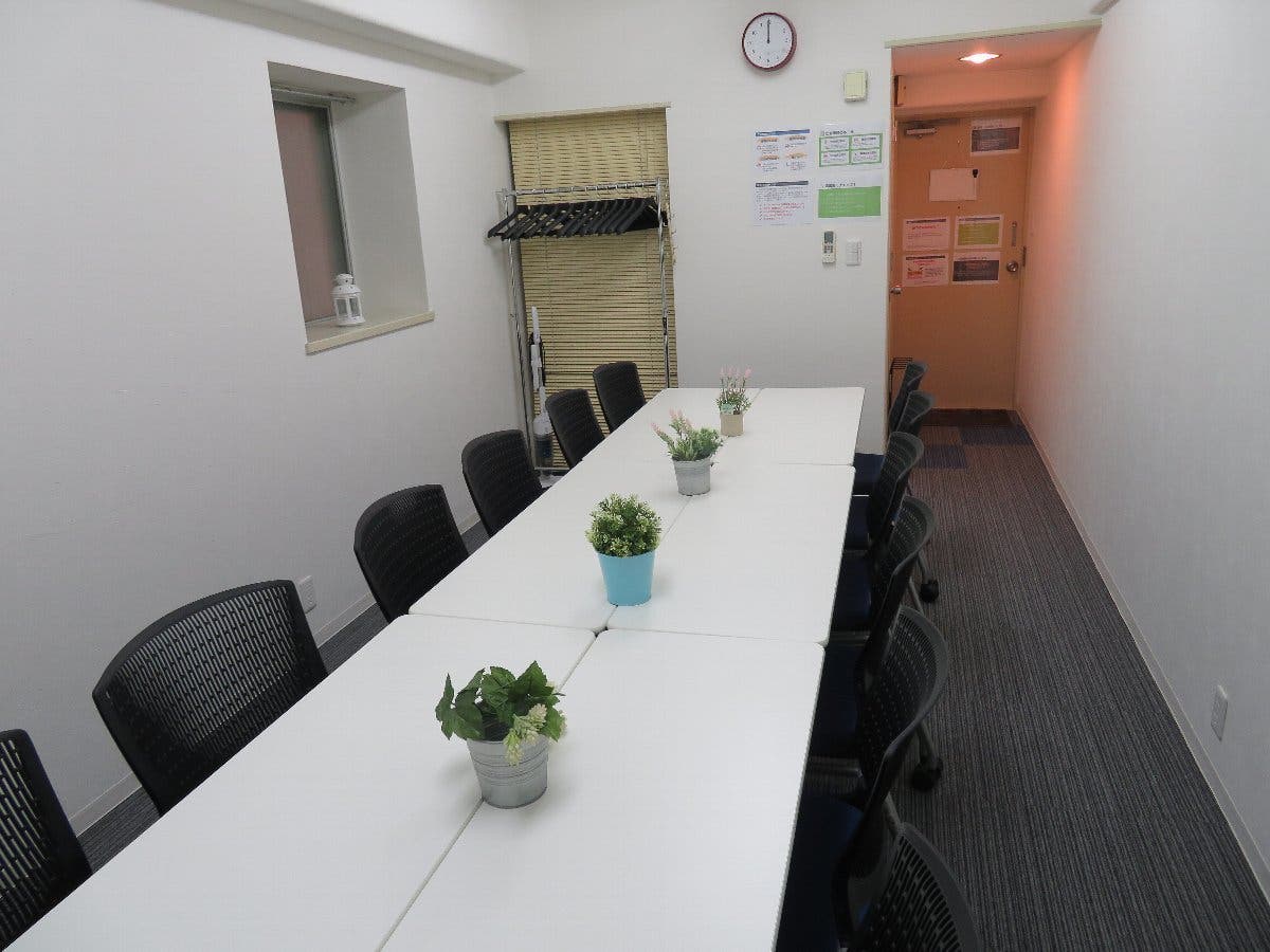 【新大阪駅】徒歩5分の落ち着いた会議室☆12名☆WiFi/50型モニタ☆テレワーク等も【FEEL 新大阪】の写真7