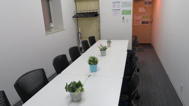 【新大阪駅】徒歩5分の落ち着いた会議室☆12名☆WiFi/50型モニタ☆テレワーク等も【FEEL 新大阪】の写真7