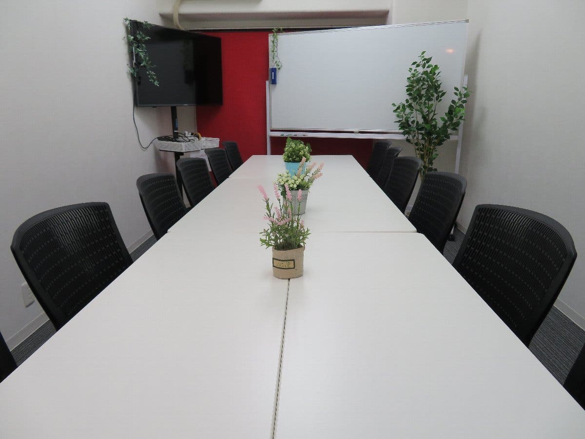 【新大阪駅】徒歩5分の落ち着いた会議室☆12名☆WiFi/50型モニタ☆テレワーク等も【FEEL 新大阪】の写真8