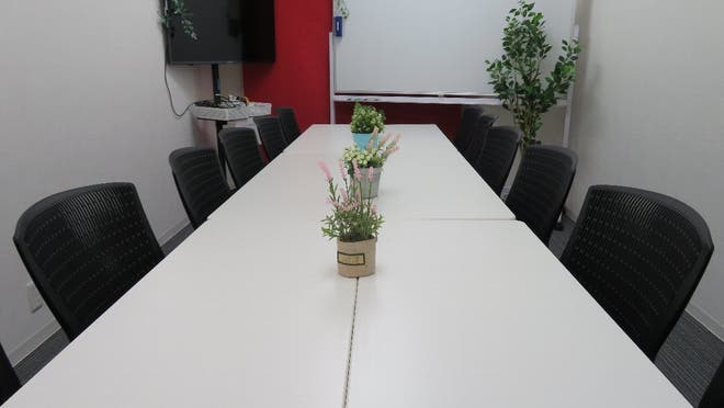 【新大阪駅】徒歩5分の落ち着いた会議室☆12名☆WiFi/50型モニタ☆テレワーク等も【FEEL 新大阪】の写真8