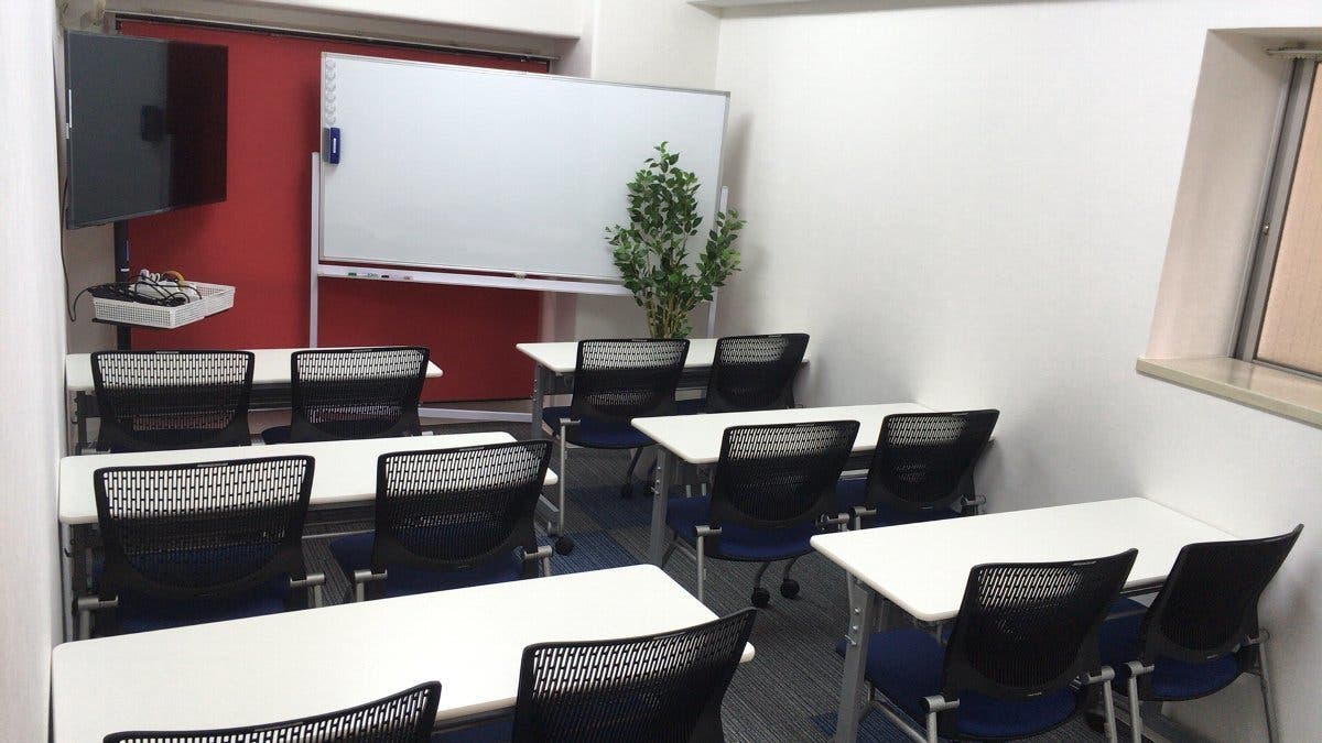 【新大阪駅】徒歩5分の落ち着いた会議室☆12名☆WiFi/50型モニタ☆テレワーク等も【FEEL 新大阪】の写真9