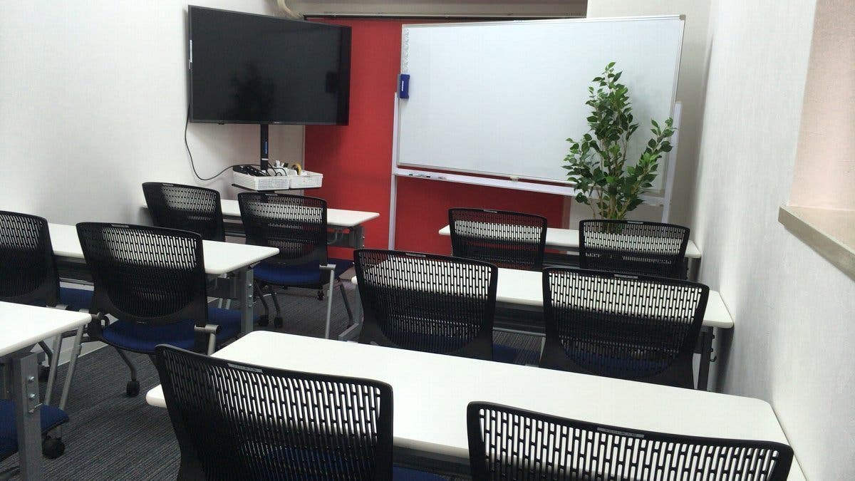 【新大阪駅】徒歩5分の落ち着いた会議室☆12名☆WiFi/50型モニタ☆テレワーク等も【FEEL 新大阪】の写真10