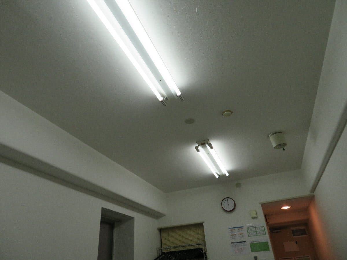 【新大阪駅】徒歩5分の落ち着いた会議室☆12名☆WiFi/50型モニタ☆テレワーク等も【FEEL 新大阪】の写真11