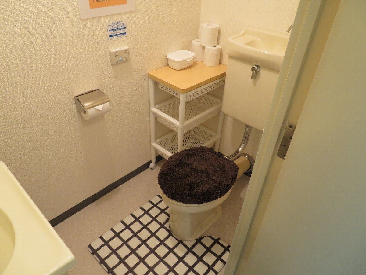 【新大阪駅】徒歩5分の落ち着いた会議室☆12名☆WiFi/50型モニタ☆テレワーク等も【FEEL 新大阪】の写真13