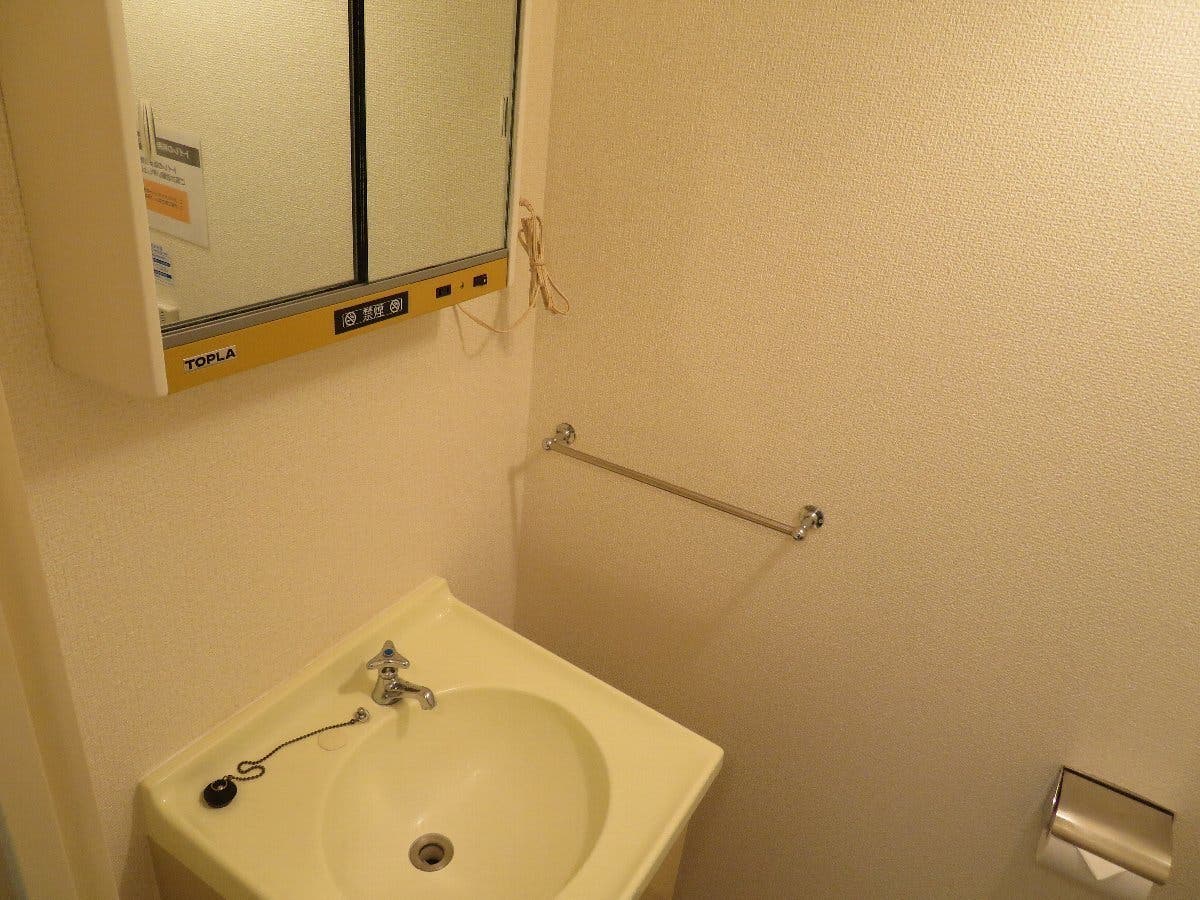 【新大阪駅】徒歩5分の落ち着いた会議室☆12名☆WiFi/50型モニタ☆テレワーク等も【FEEL 新大阪】の写真14