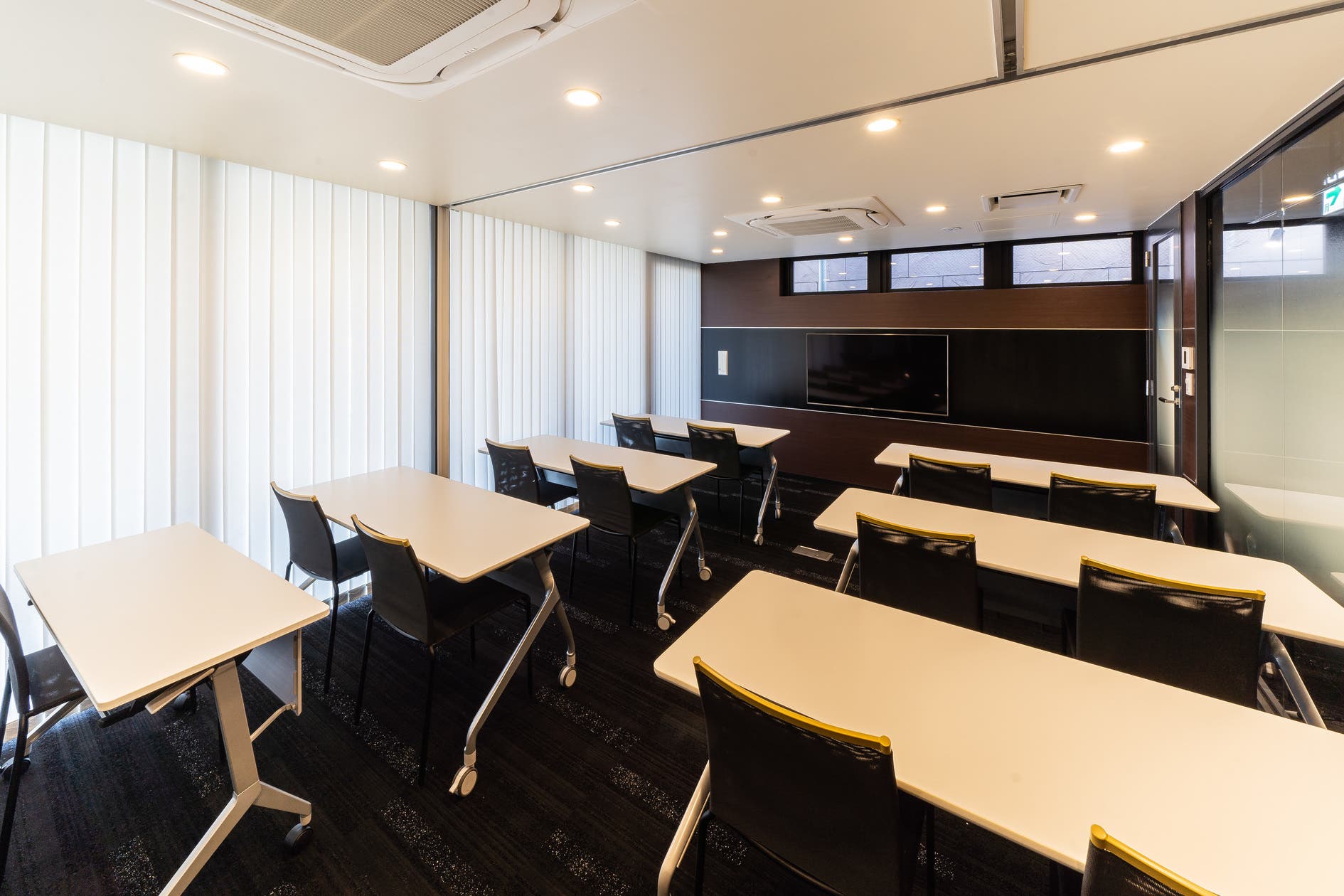 【HarborS表参道】コワーキングスペースの会議室をレンタルで！表参道駅から徒歩三分！の写真1