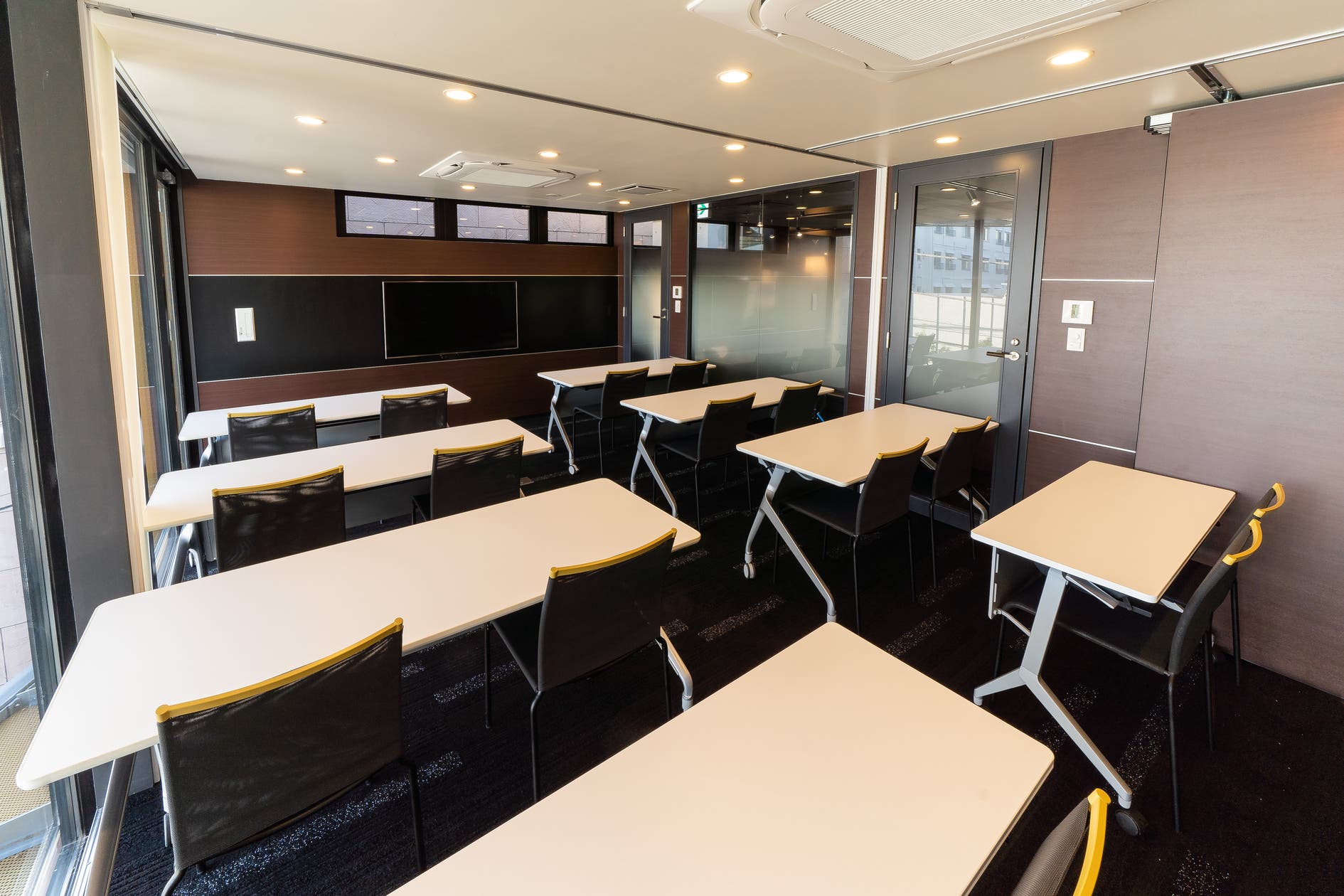 【HarborS表参道】コワーキングスペースの会議室をレンタルで！表参道駅から徒歩三分！の写真2