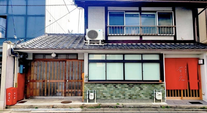 二条城から徒歩3分。京町家をリノベ。国産杉床が心地いい多目的スペース