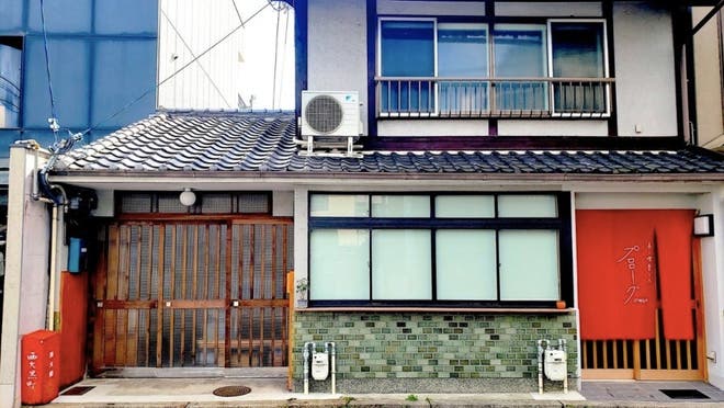 二条城から徒歩3分。京町家をリノベ。国産杉床が心地いい多目的スペースの写真1