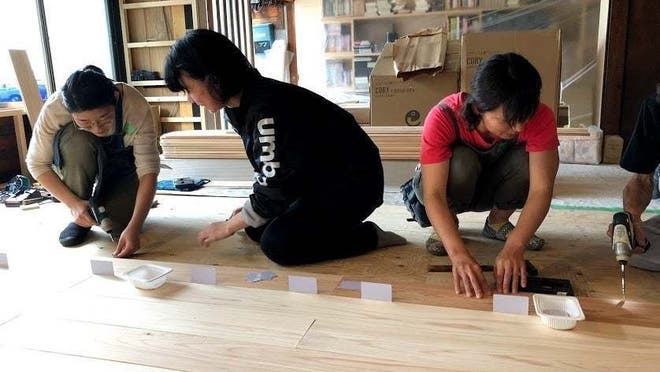 二条城から徒歩3分。京町家をリノベ。国産杉床が心地いい多目的スペースの写真11