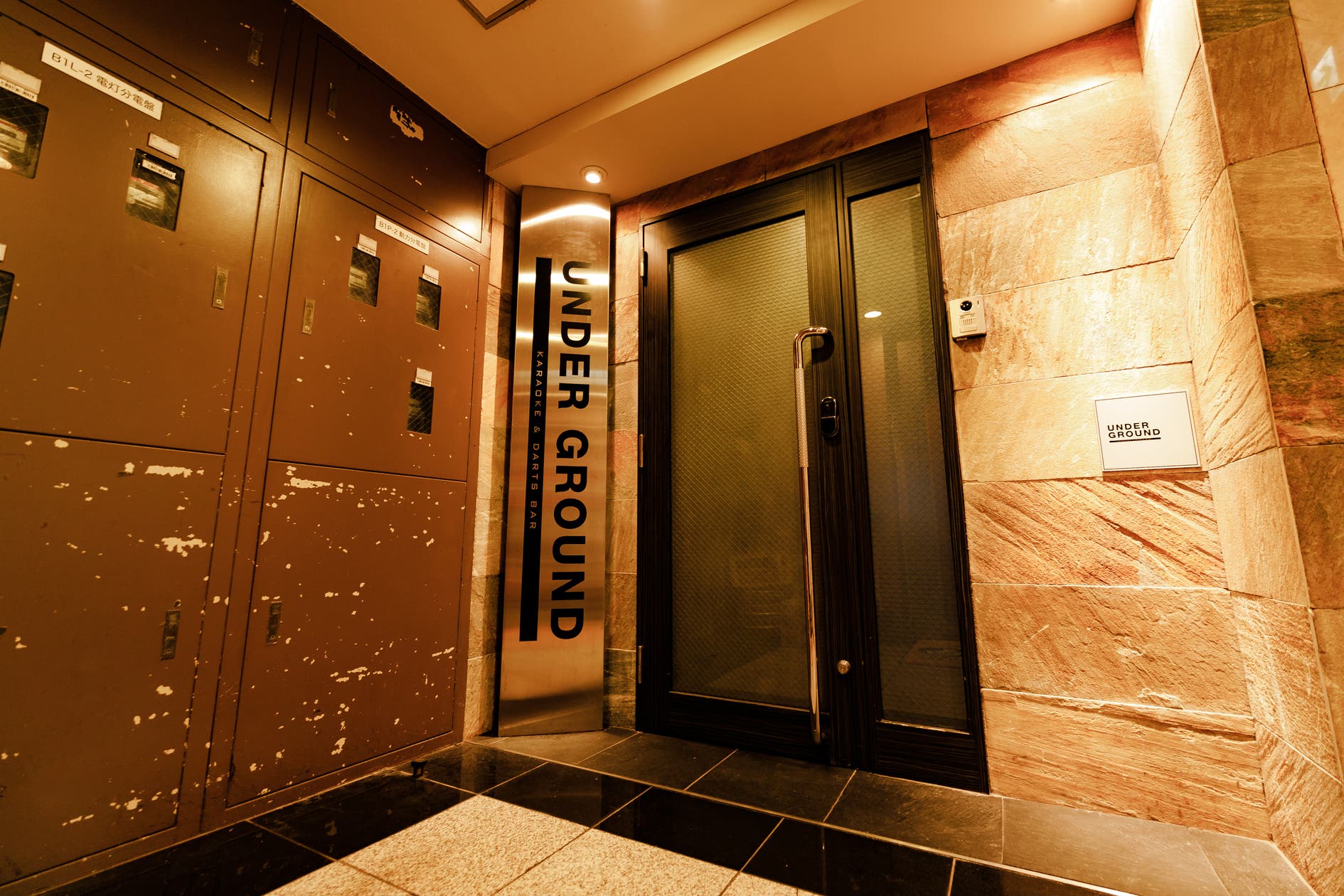 【BAR UNDER GROUND】新宿駅から徒歩10分！ダーツ◉カラオケ付スペースの写真4