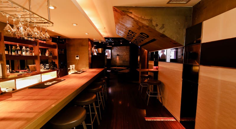 【BAR UNDER GROUND】新宿駅から徒歩10分！ダーツ◉カラオケ付スペース