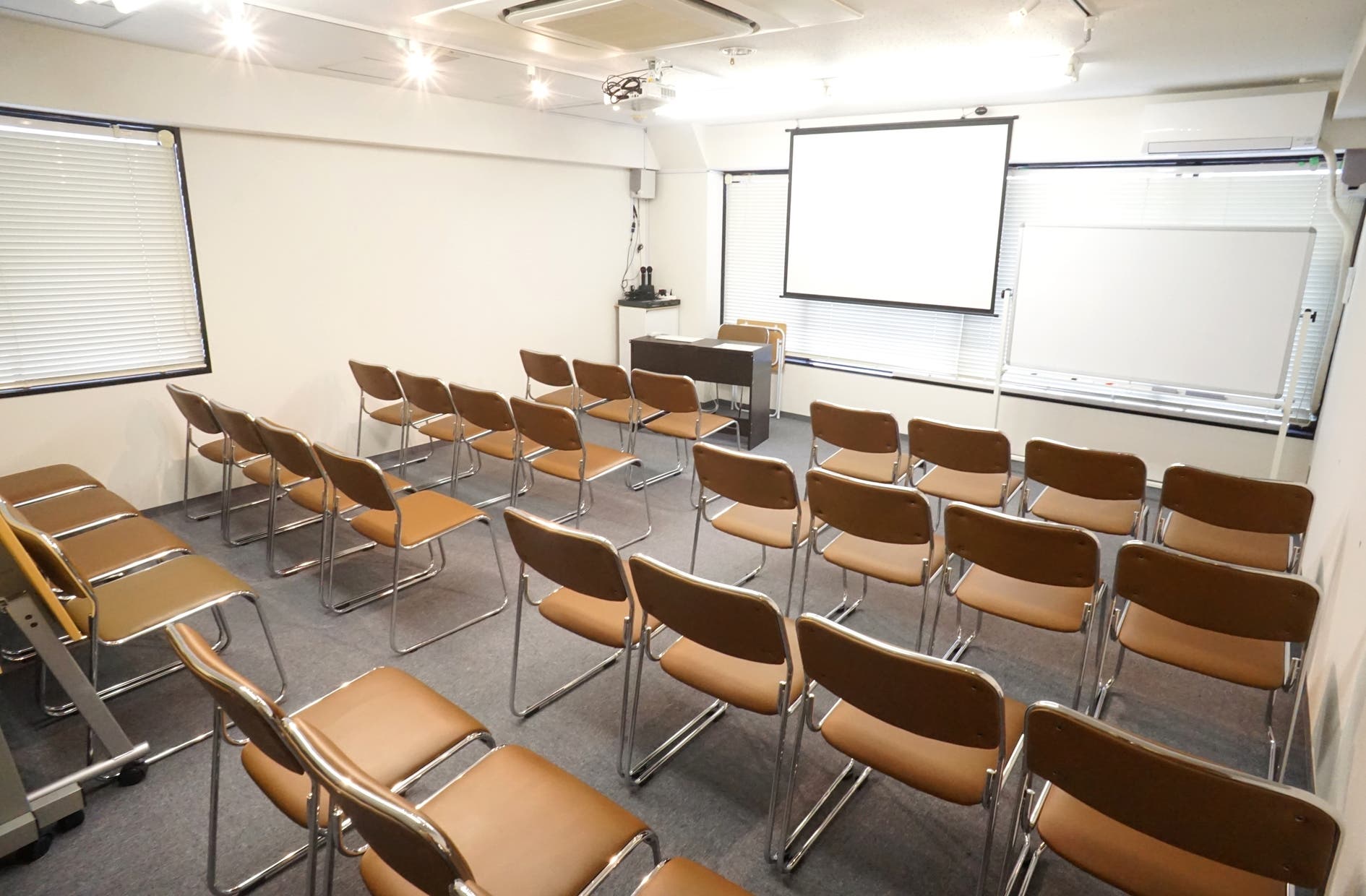 ＜新大阪駅より徒歩2分の会議室＞【最大30名 ルームＯ-６】プロジェクター等備品無料で説明会やセミナーに！の写真9