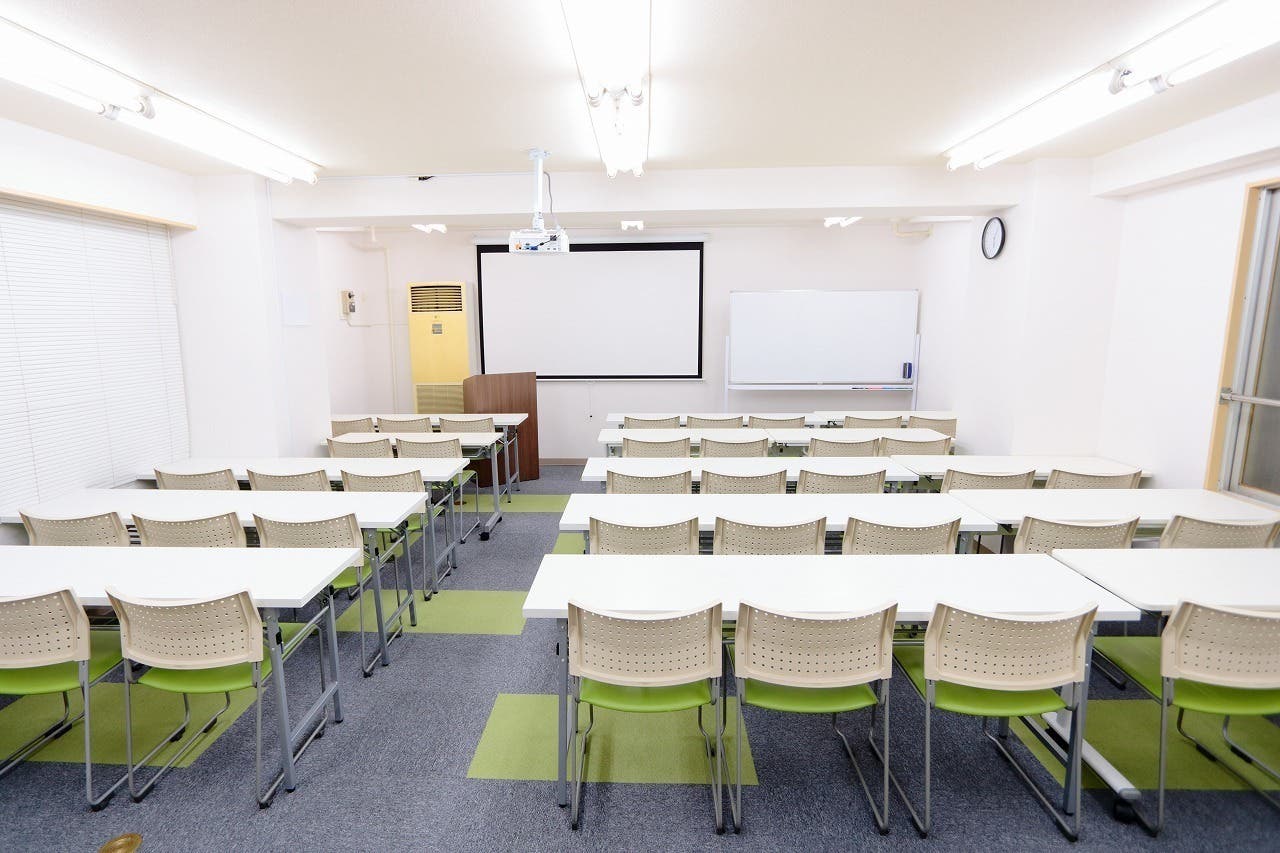 【新宿西口D5出口2分】セミナーに！プロジェクター・演台・マイク・スピーカー・光WiFi無料！ふれあい貸し会議室 新宿No18の写真1