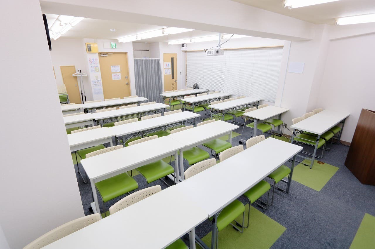 【新宿西口D5出口2分】セミナーに！プロジェクター・演台・マイク・スピーカー・光WiFi無料！ふれあい貸し会議室 新宿No18の写真3