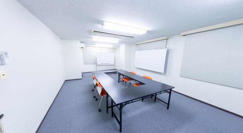 ２４時間利用可能！50インチモニター標準装備 YouTubeの撮影や会議に最適です。撮影セットは無料オプションで使えます！