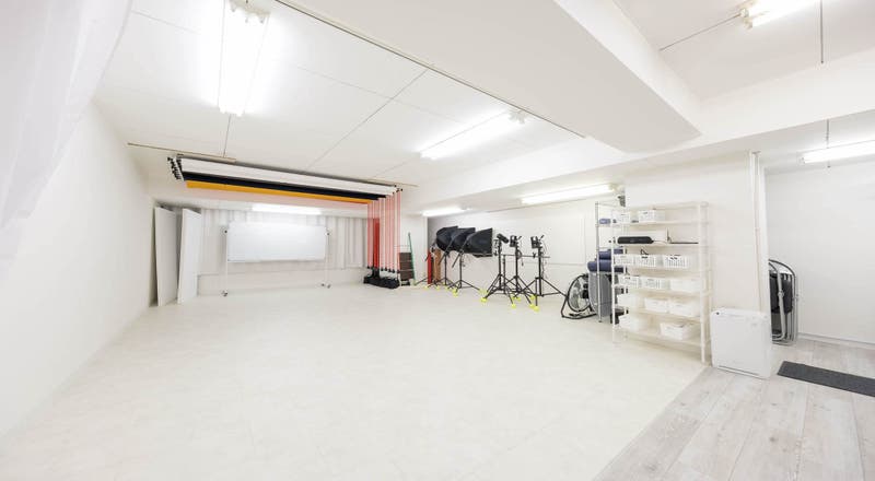 【studio As】9色のバックペーパー＆豊富な撮影機材が無料で使えて驚愕の1H/￥4000〜!