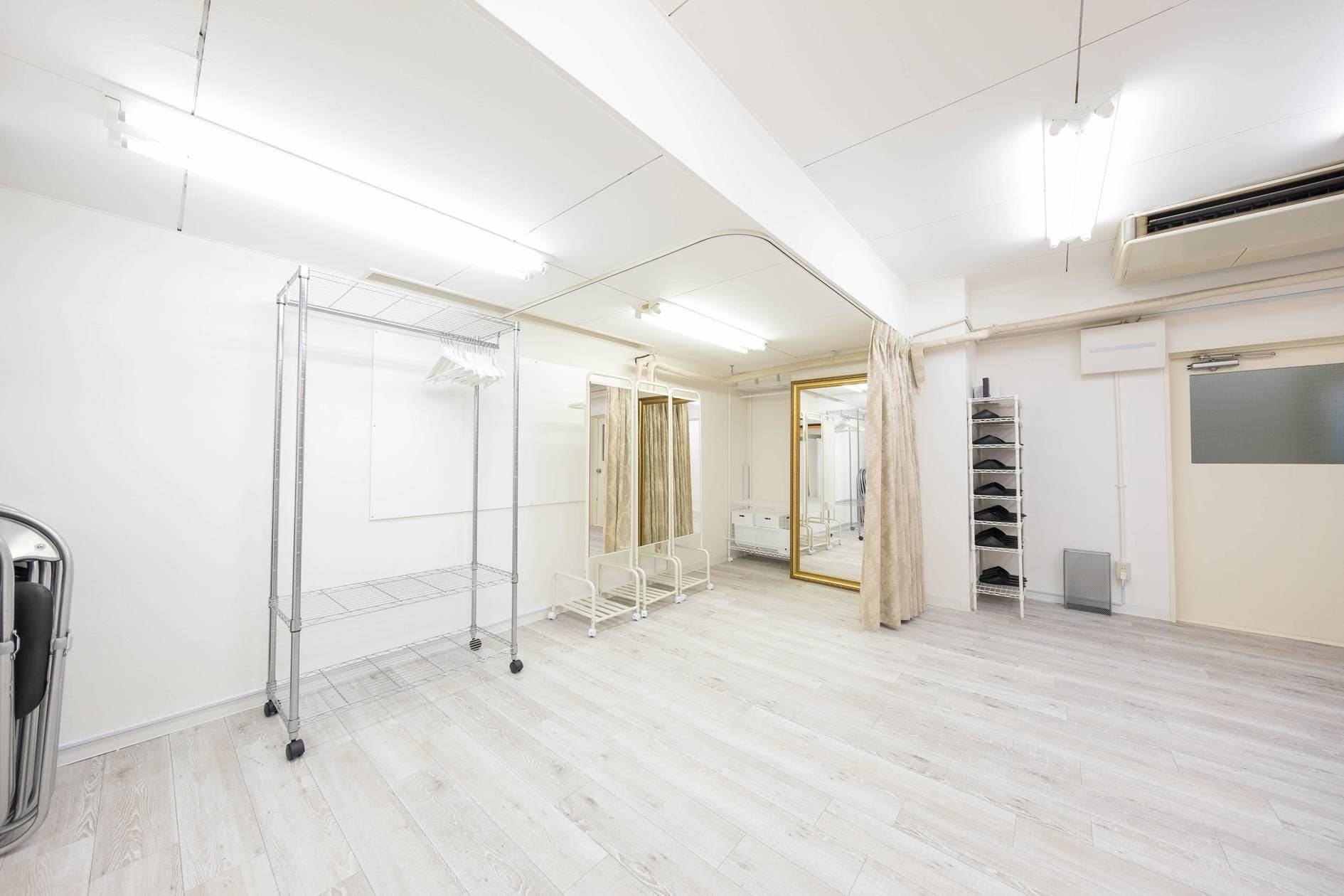 【studio As】9色のバックペーパー＆豊富な撮影機材が無料で使えて驚愕の1H/￥4000〜!の写真7