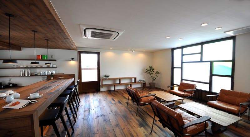 充実のキッチン設備でパーティーや撮影会が人気。カフェ空間でのライブやギャラリーにも。　