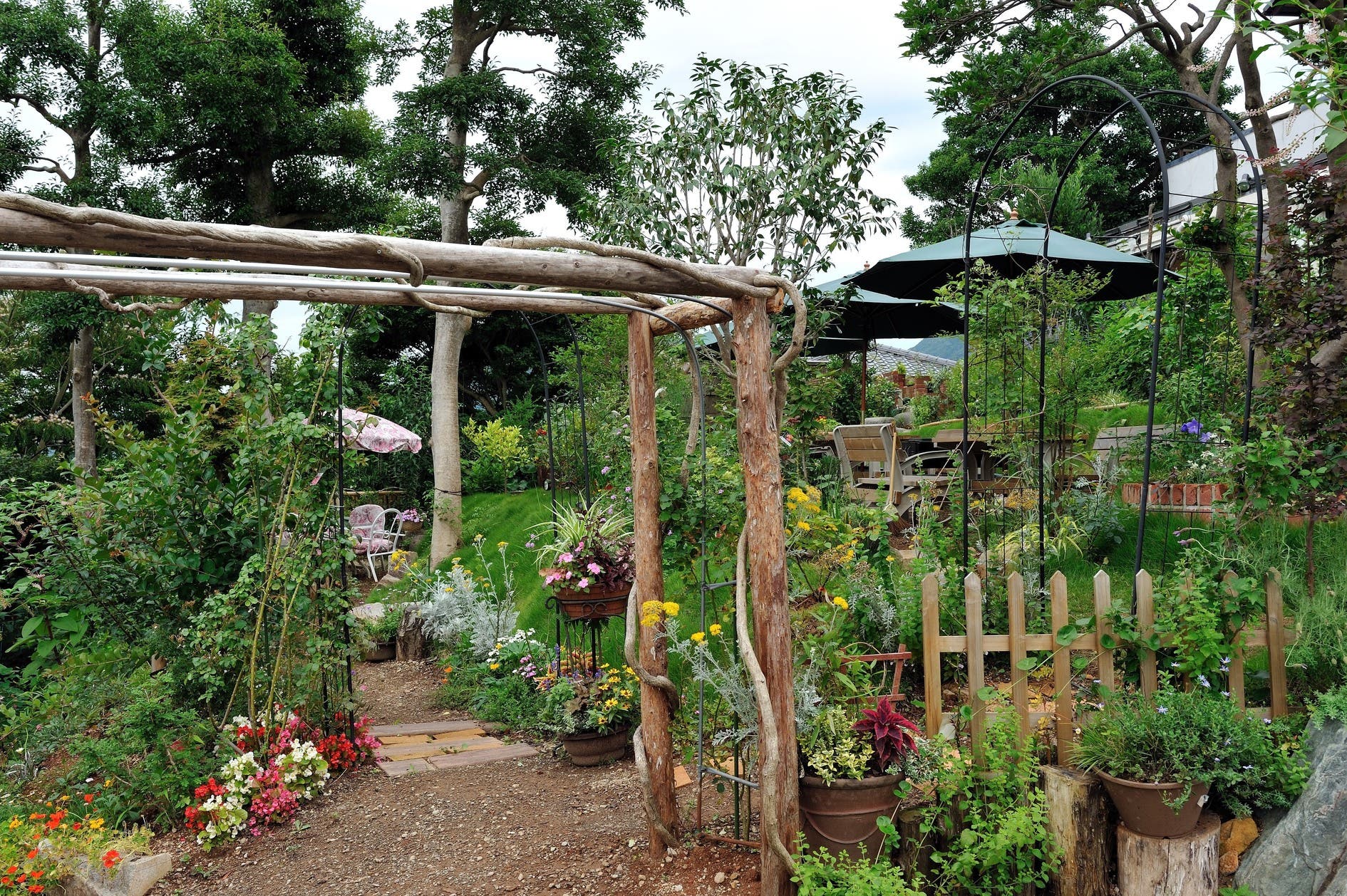 【200坪のガーデン】300種の草木が彩る秘密の庭｜山の上の元ペンションの広々空間を1棟丸ごと完全貸切｜の写真11