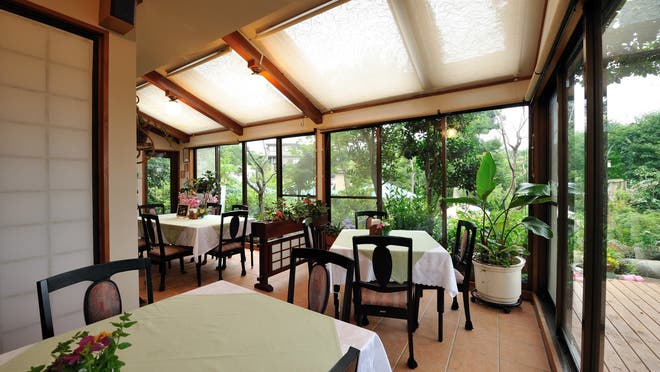 【200坪のガーデン】300種の草木が彩る秘密の庭|山の上の元ペンションの広々空間を1棟丸ごと完全貸切|の写真2