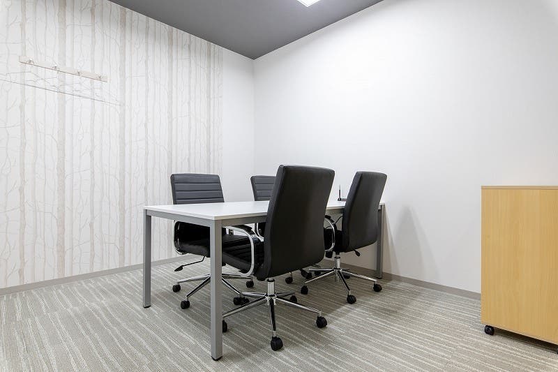 【池袋西口徒歩3分】4名用会議室＃Wi-Fi＃電源＃ホワイトボード＃フリードリンク＃コンシェルジュの写真1