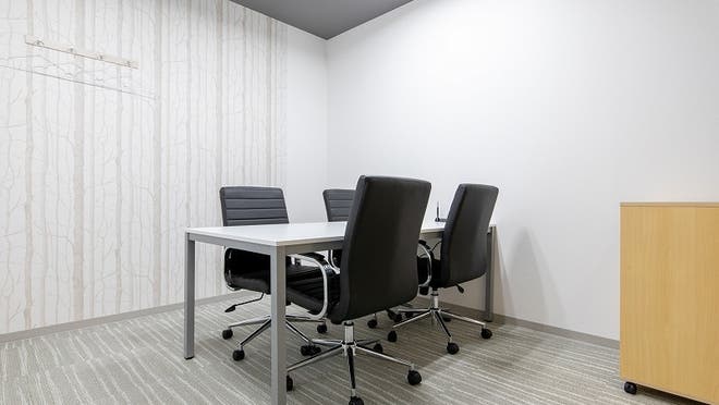 【池袋西口徒歩3分】4名用会議室#Wi-Fi#電源#ホワイトボード#フリードリンク#コンシェルジュの写真1