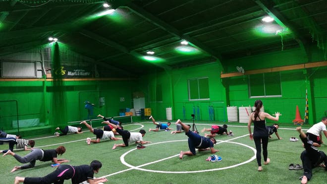 全面人工芝の室内練習場!!ヨガなどカルチャー、スポーツ系の講習会などに!!の写真2