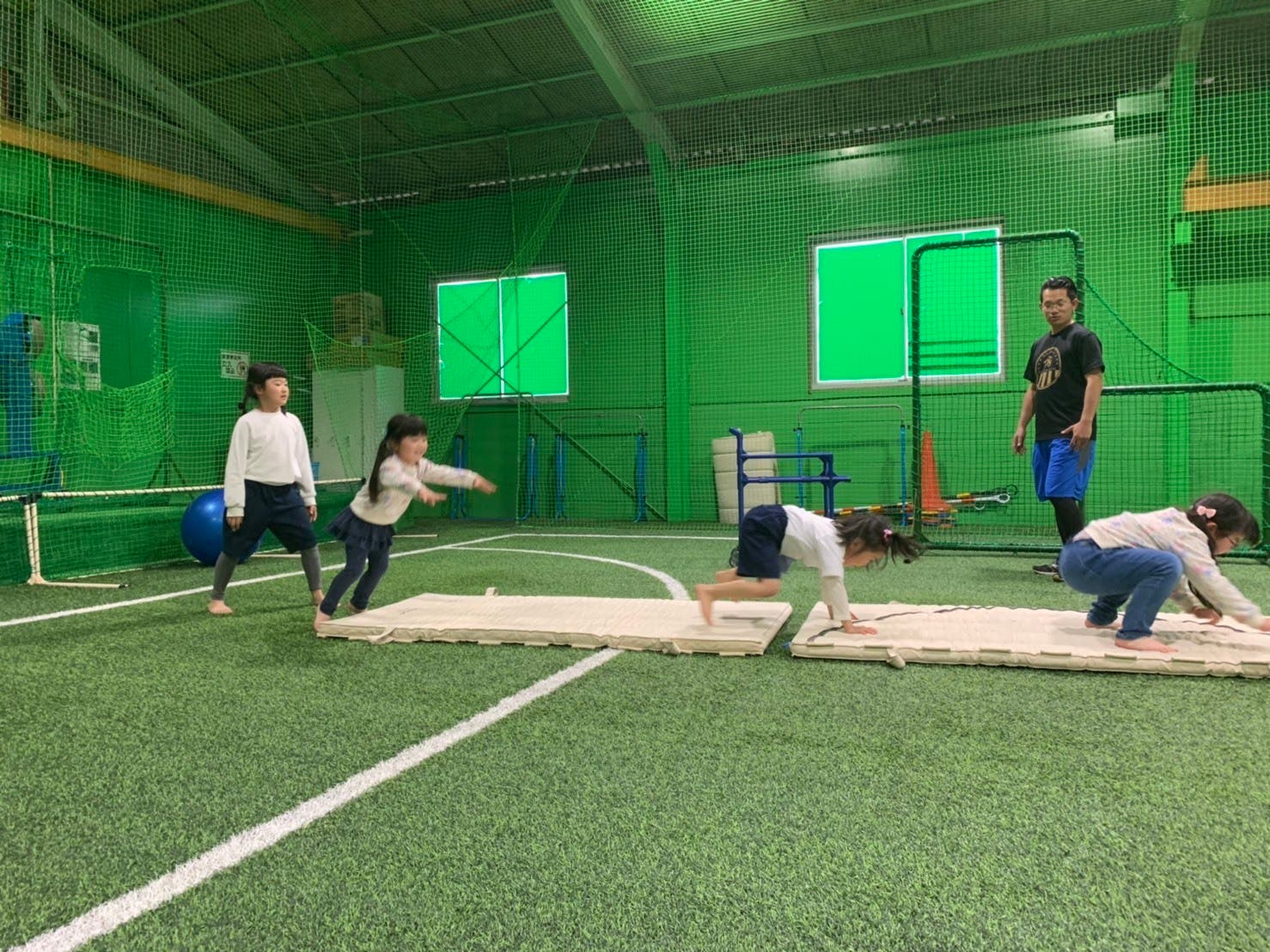 全面人工芝の室内練習場！！ヨガなどカルチャー、スポーツ系の講習会などに！！の写真6
